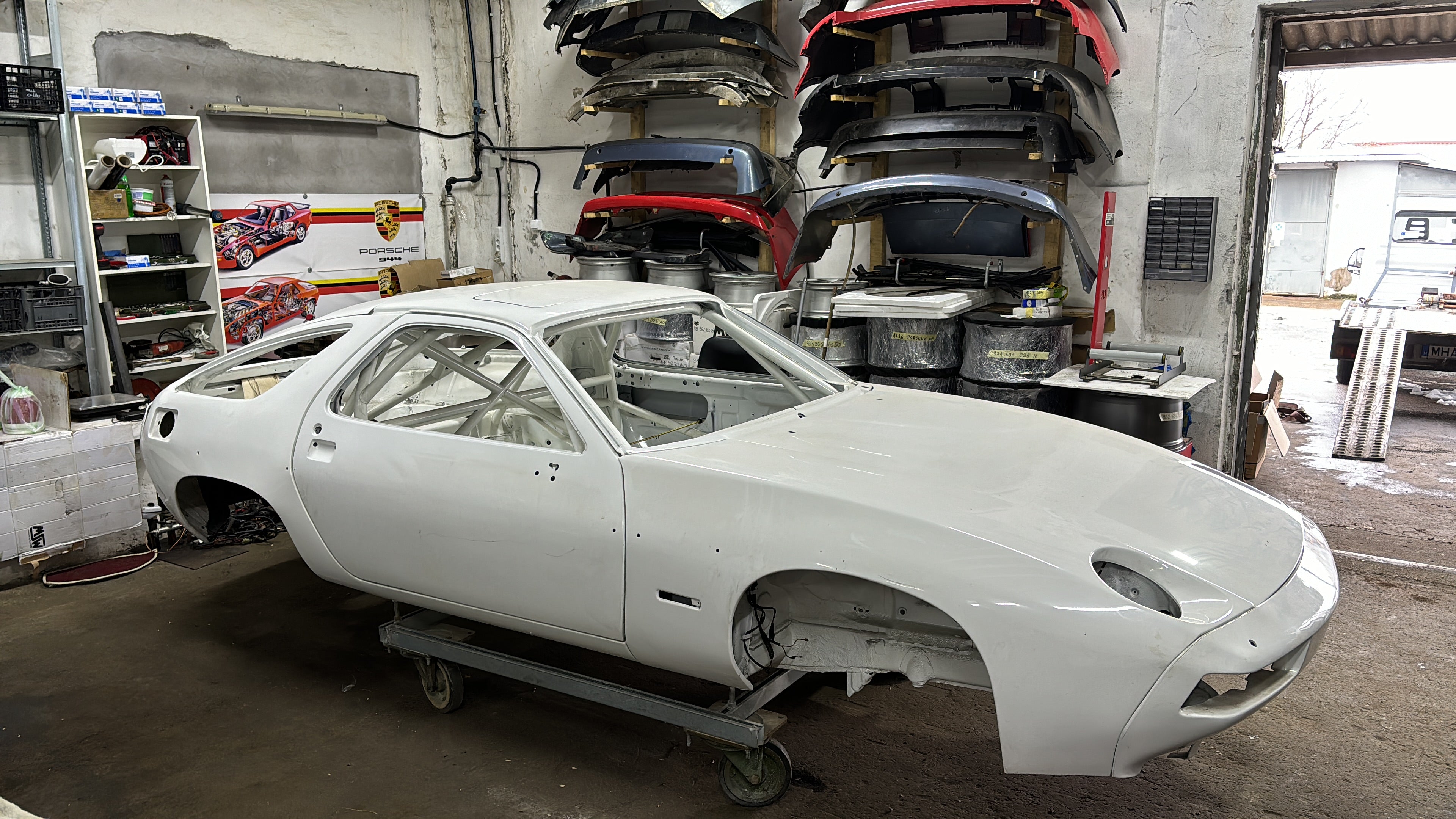 Porsche 928 race car, track car chassis with roll cage – Rare Porsche Parts