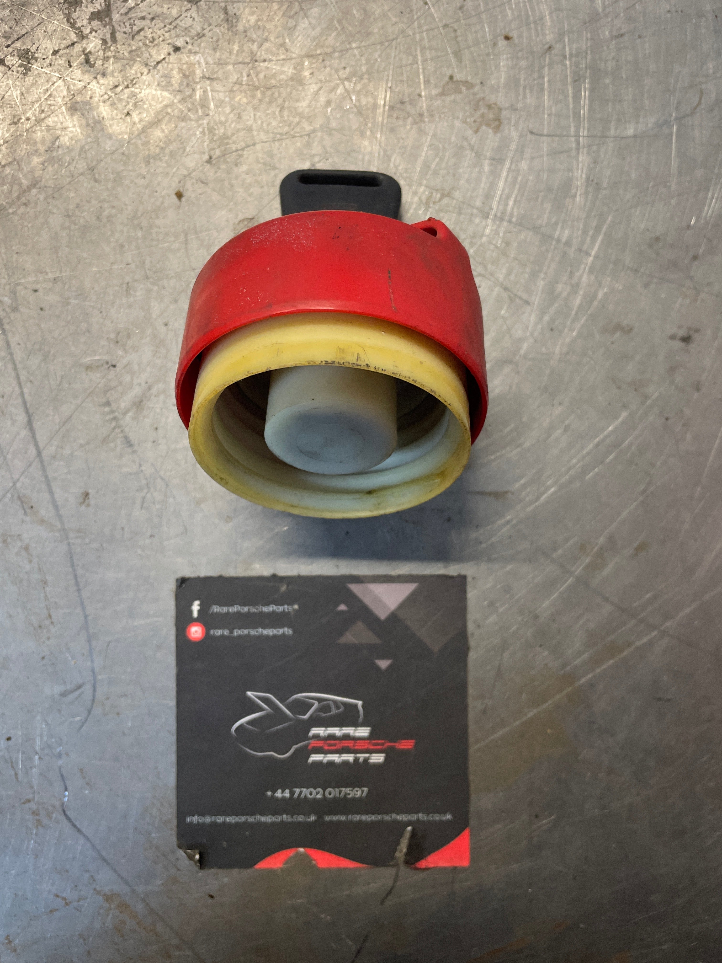Porsche 928 red fuel cap with key, used – Rare Porsche Parts