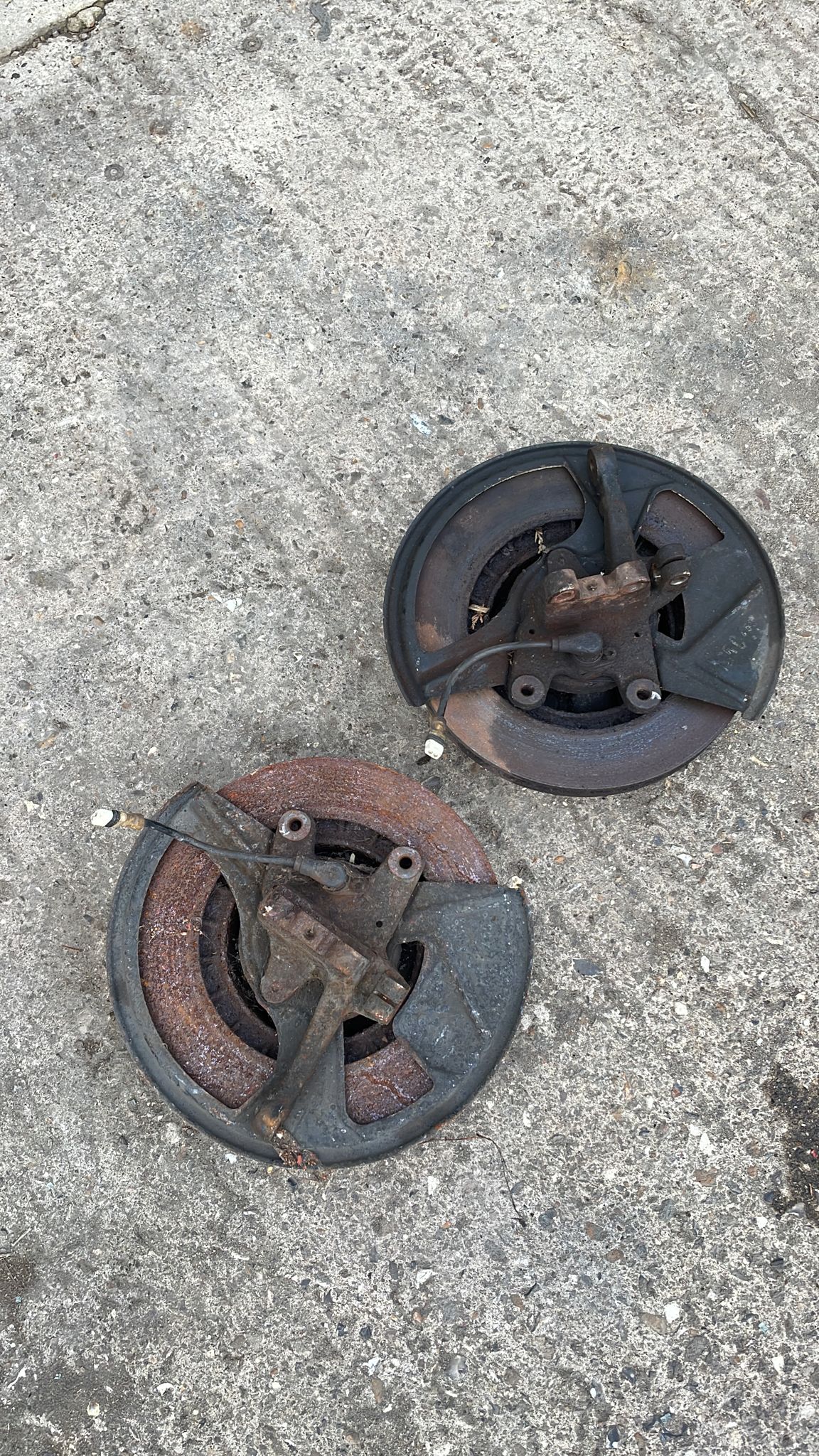 Porsche 944 S2 pair of complete front hubs, used – Rare Porsche Parts