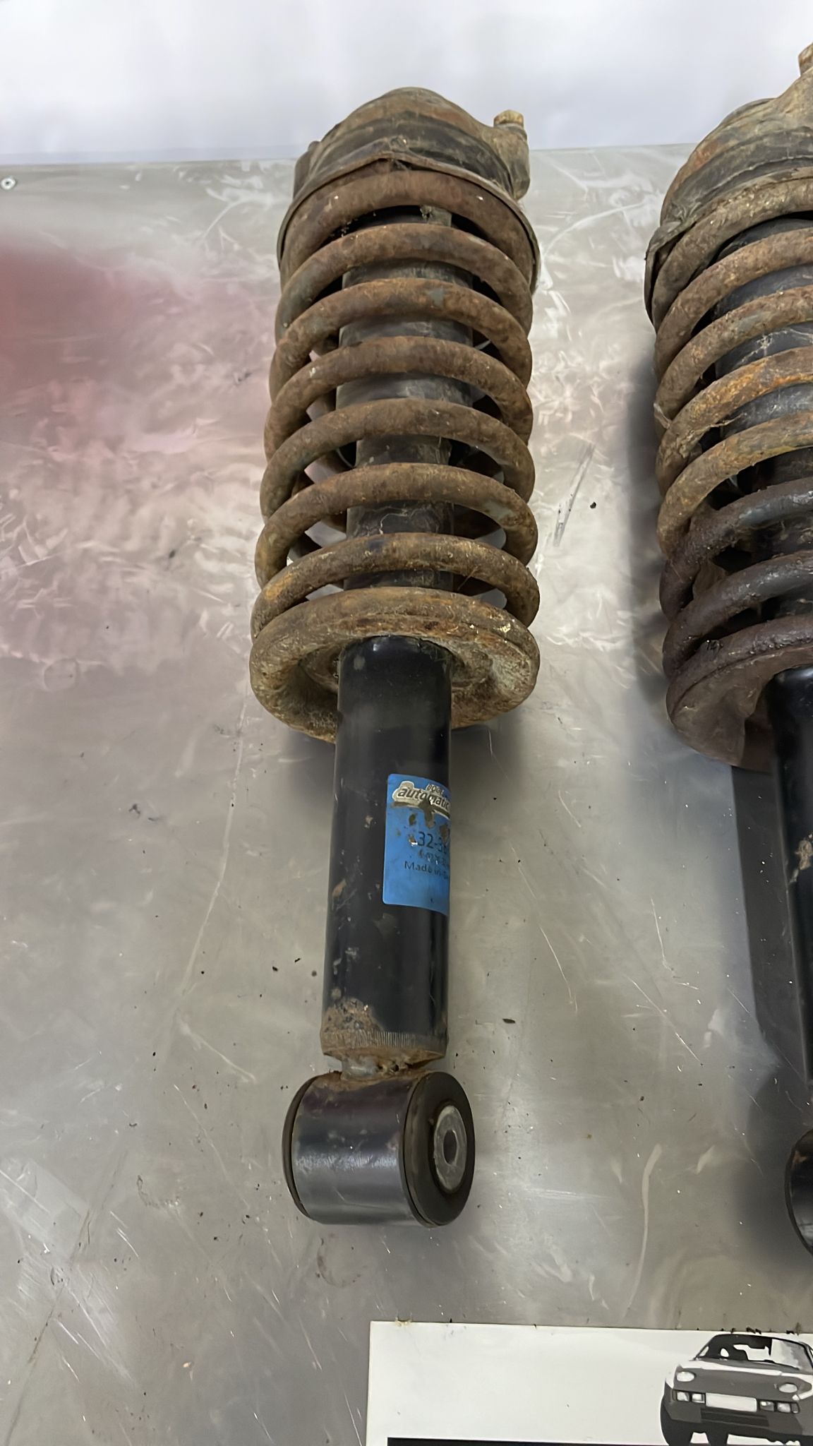 Porsche 928 pair of rear suspension legs, used – Rare Porsche Parts